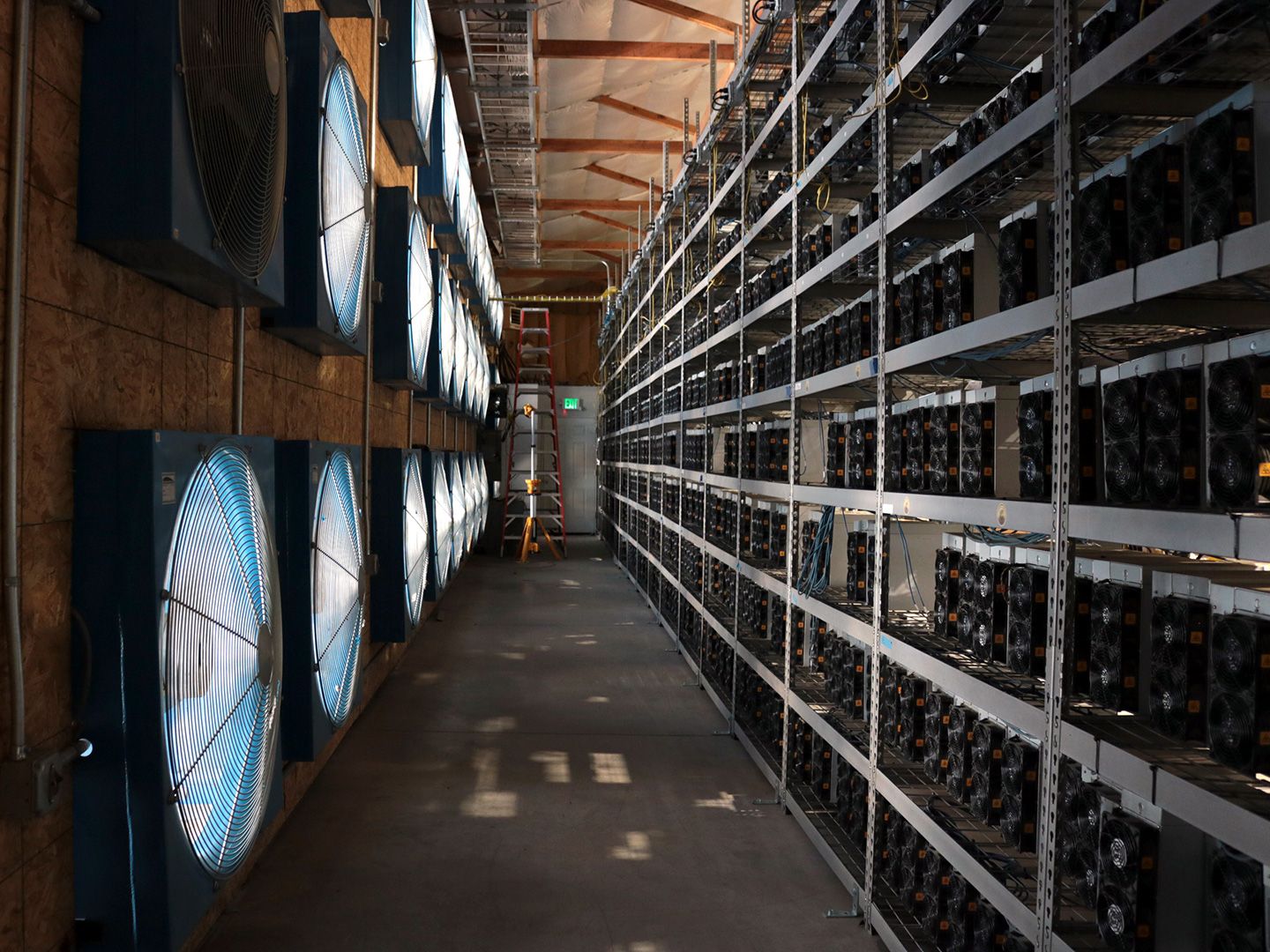 Luxor Starts First-of-Its-Kind Bitcoin Mining Rig Marketplace for Large ...