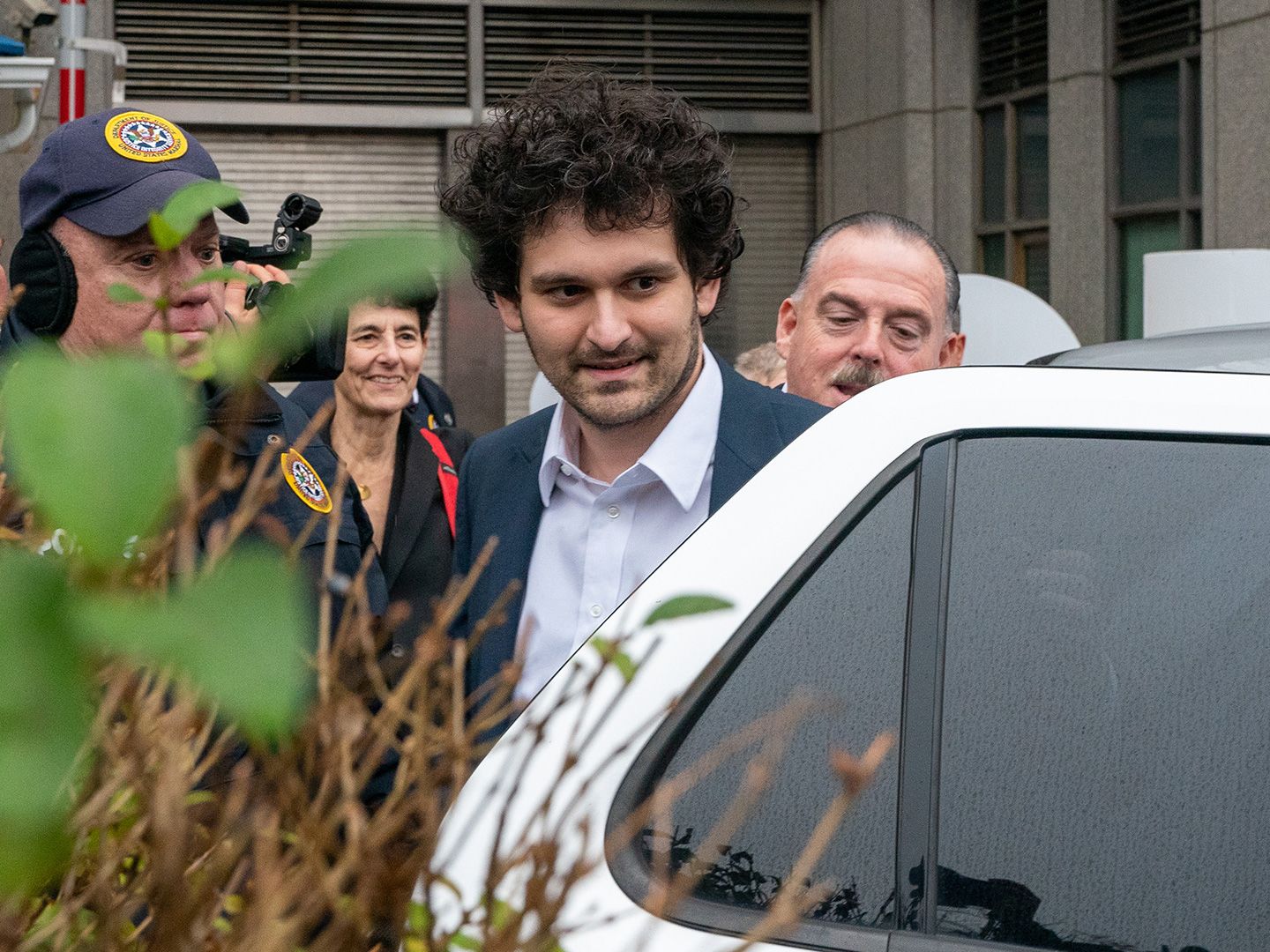 US DoJ Is Seizing Banking Assets, Robinhood Shares Linked to FTX, Court ...