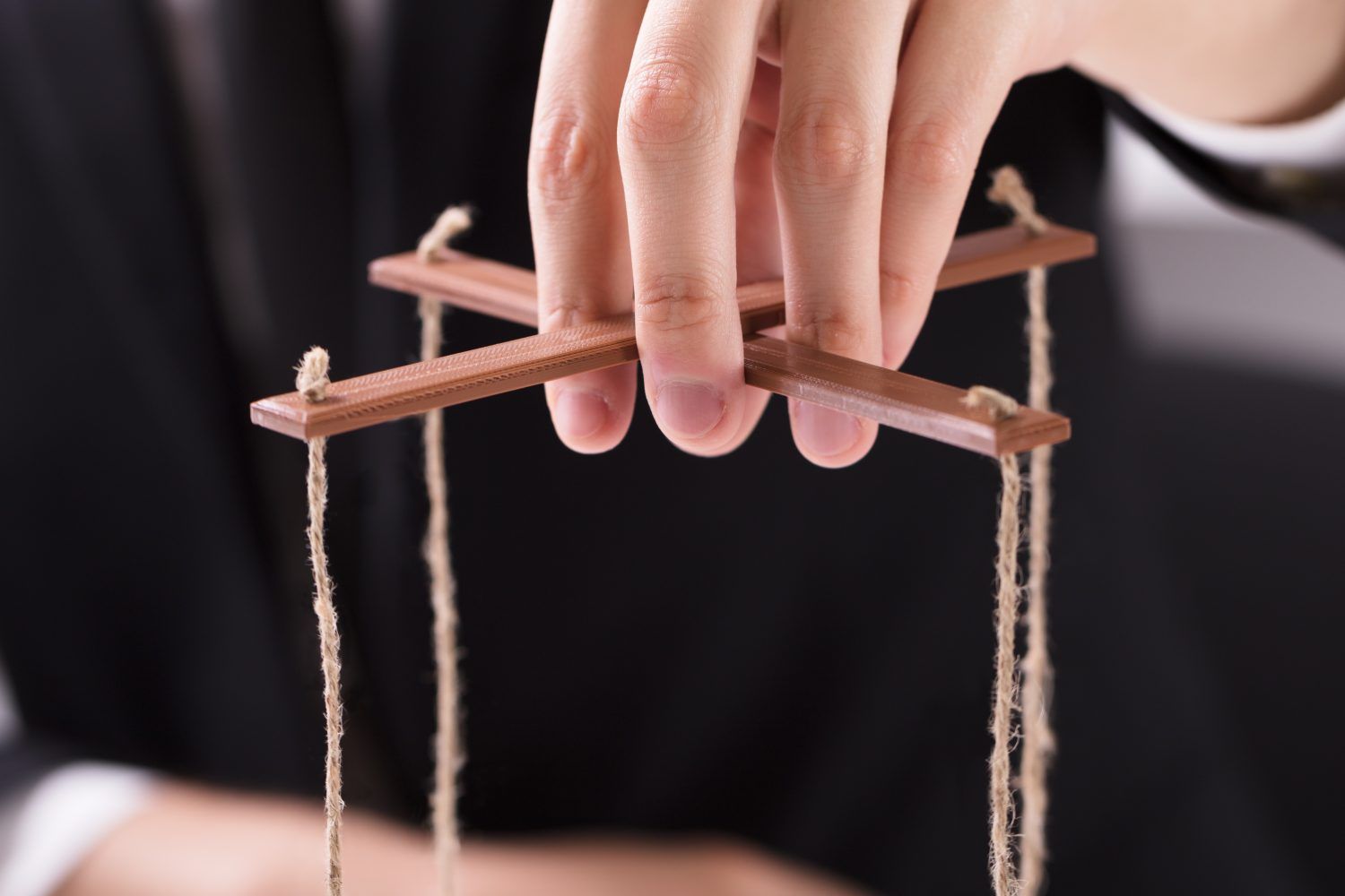 Tether on Strings? Crypto Debates Fresh Round of Manipulation Claims