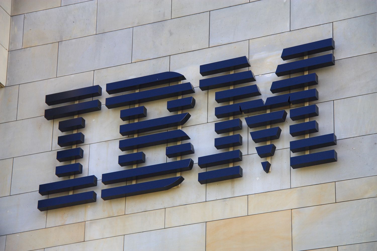IBM to Hire Blockchain Researchers for French Expansion