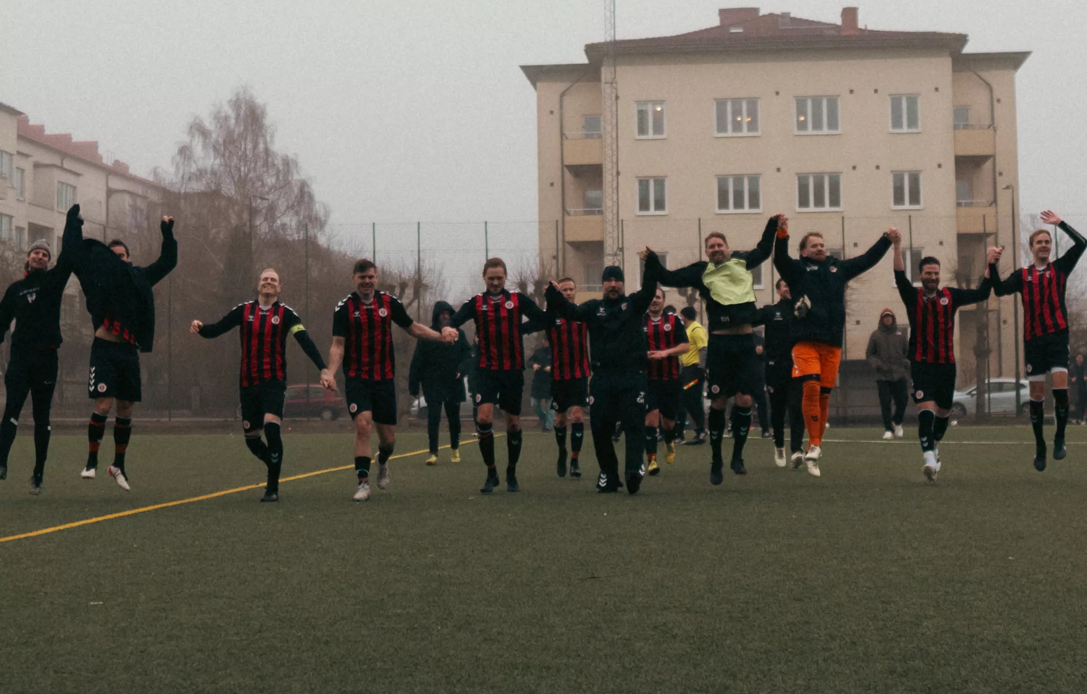 Tio man mot elva tonåringar | FC Möllan