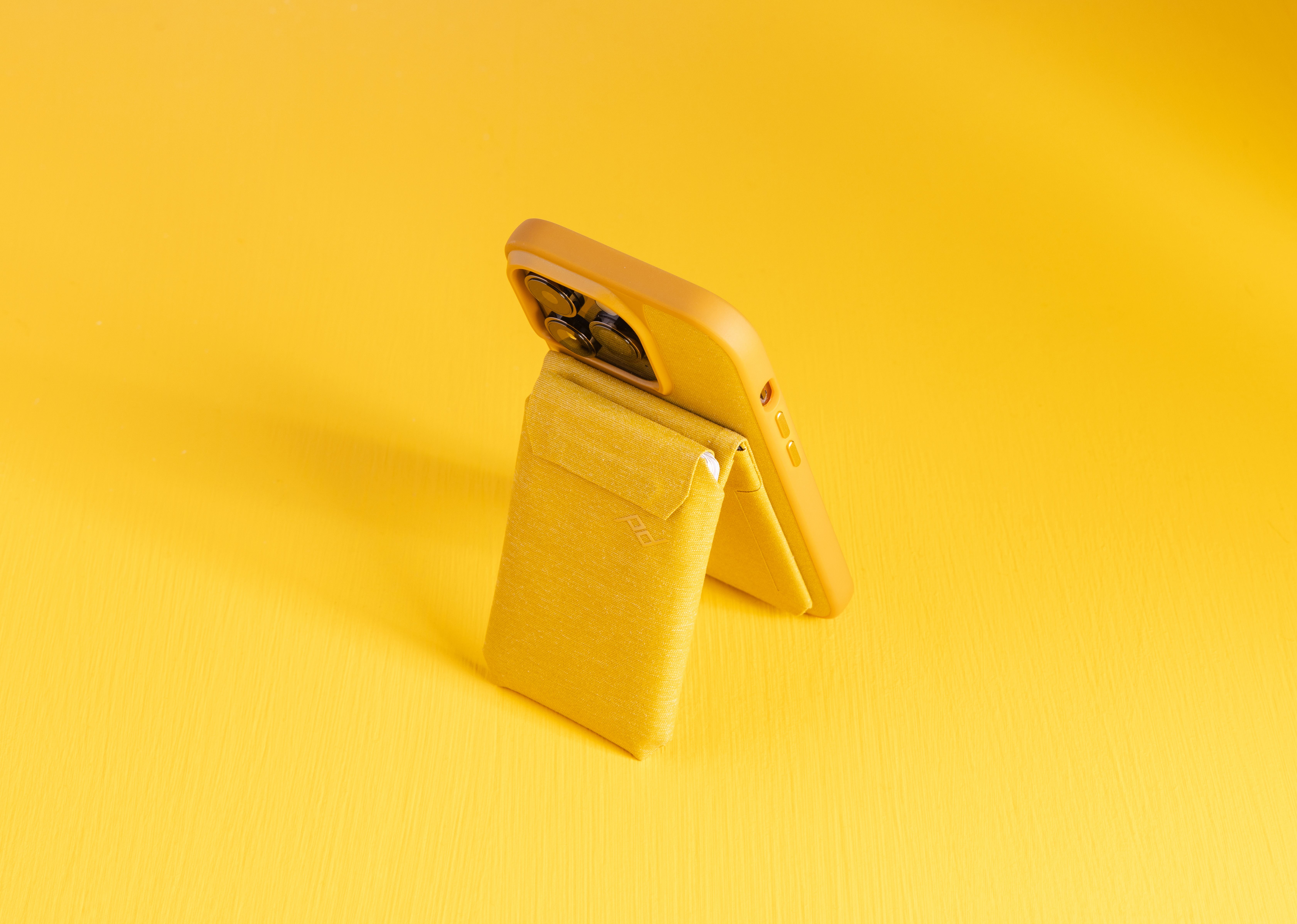 Peak Design Mobile Wallet Stand - Sun | Moment