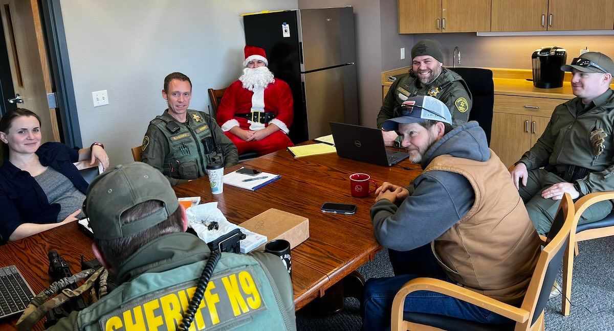 Sheriff’s Department Meets With Santa | The Mountain Messenger