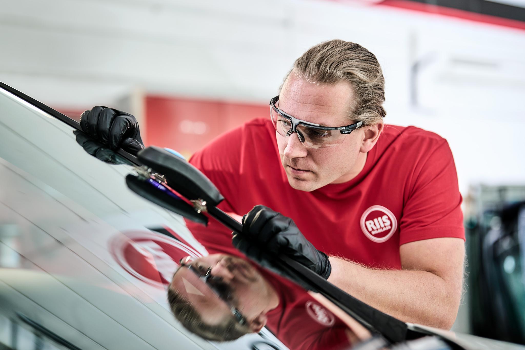 Riis Bilglass - Reparasjon av steinsprut - ring 090 09