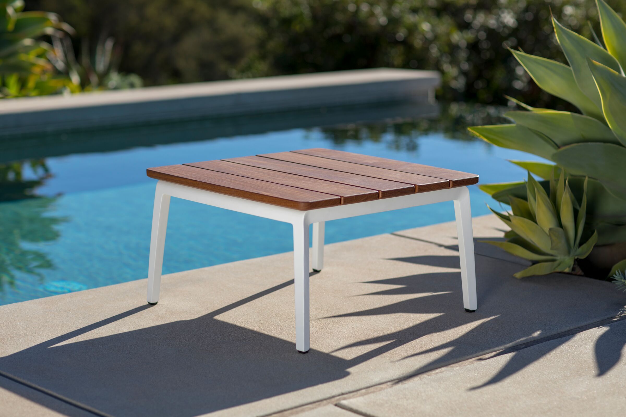 Forms+Surfaces: Vaya Table