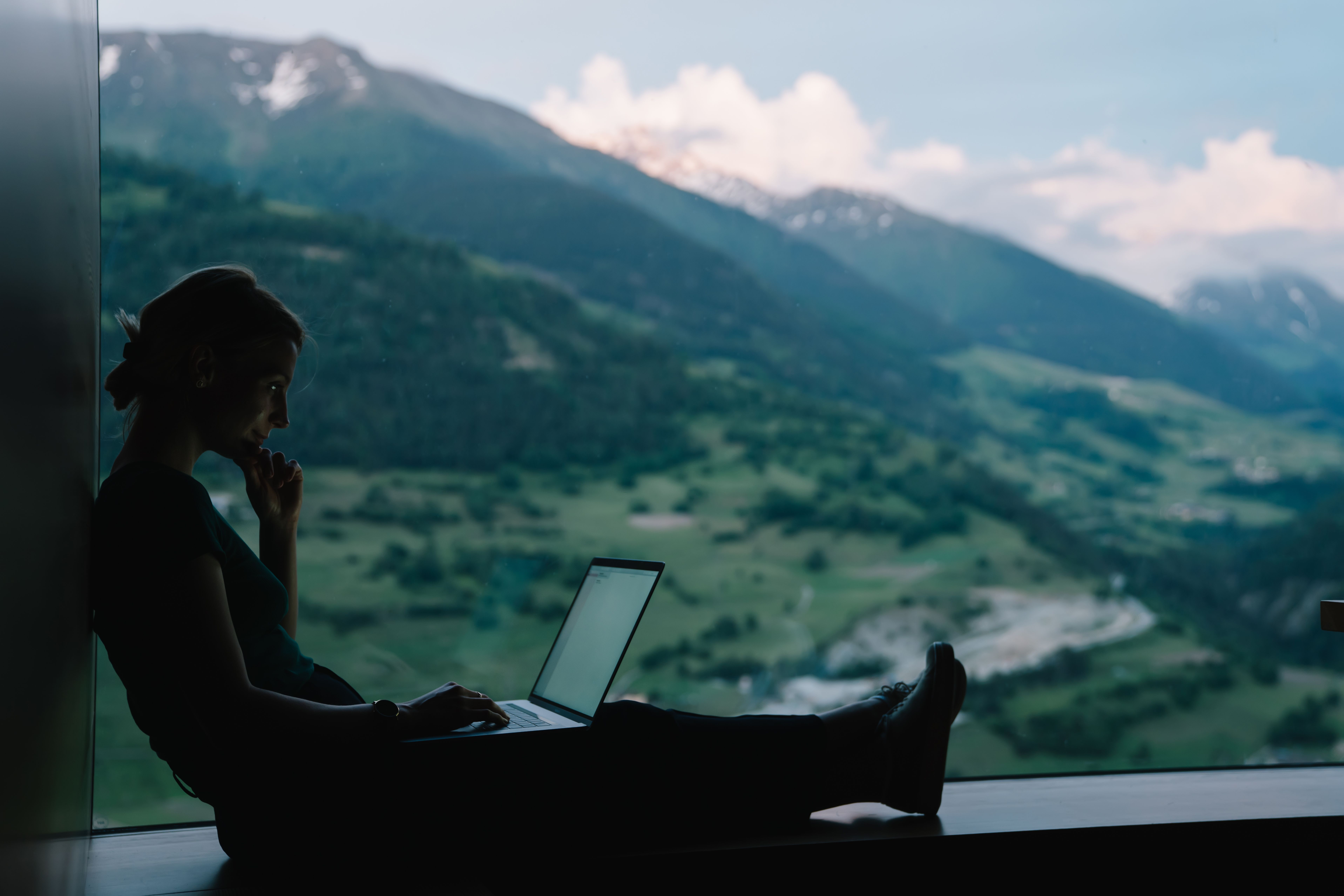 Mastering the Art of Travel While Working Remotely - MakeMyMove