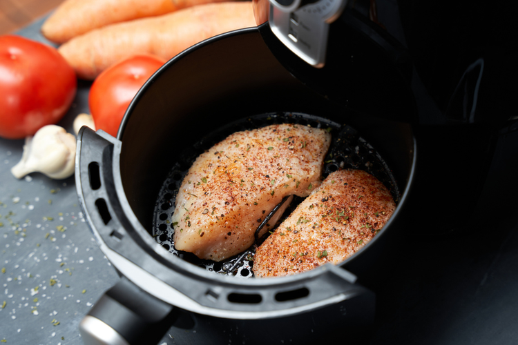 Så enkelt lager du saftig kylling i airfryer | KIWI