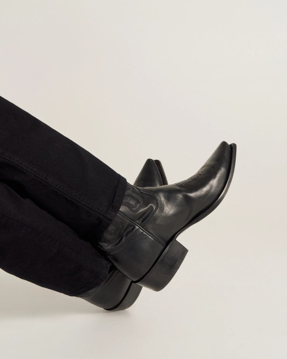 The Garrett in Midnight Cowhide - Men's Cowboy Boot | Tecovas