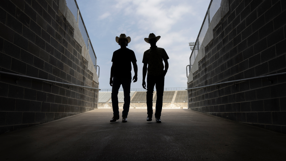 What to Wear to a Tailgate: 5 Perfect Outfit Ideas | Tecovas
