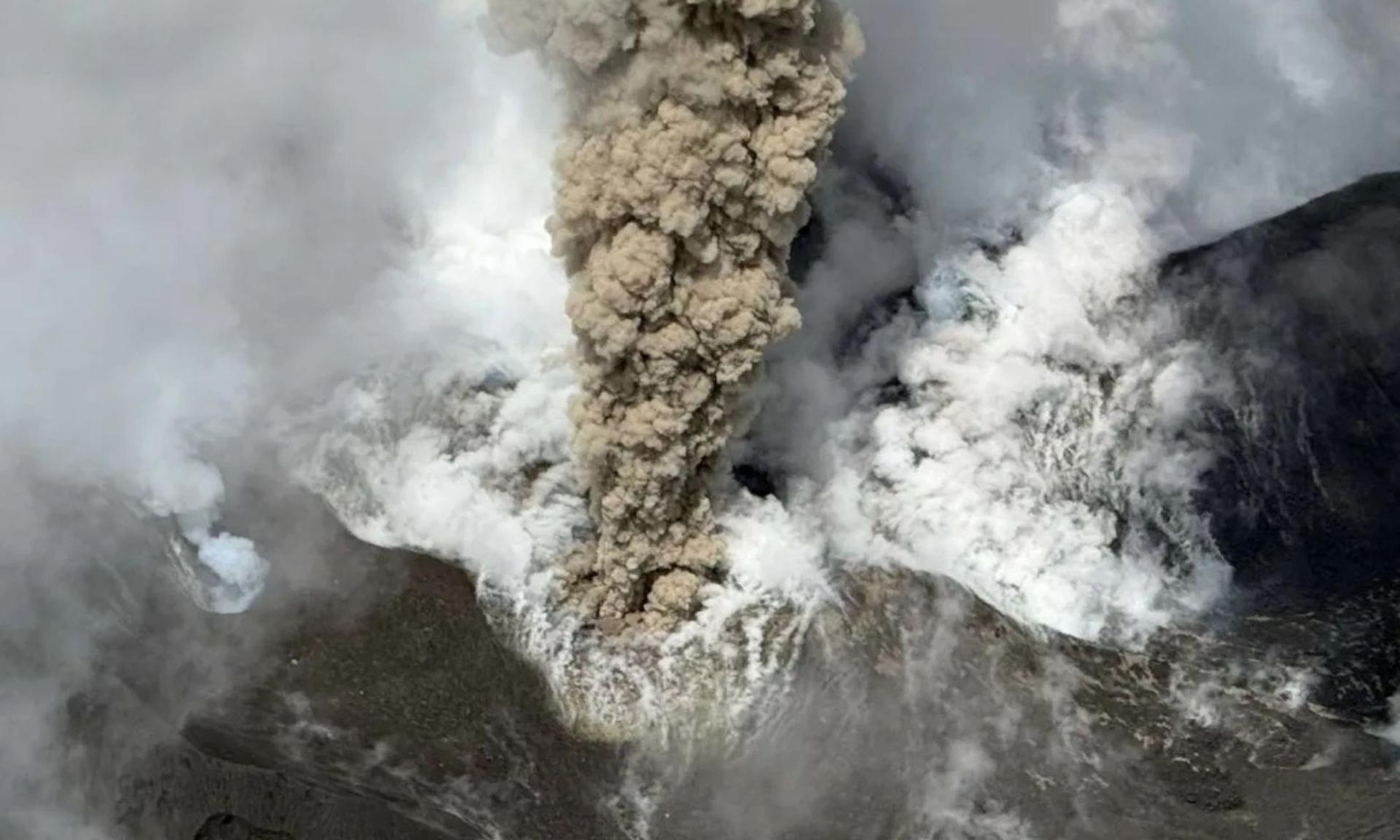 Volcano in Vanuatu threatens residents on Ambae as ash, acid rain and ...