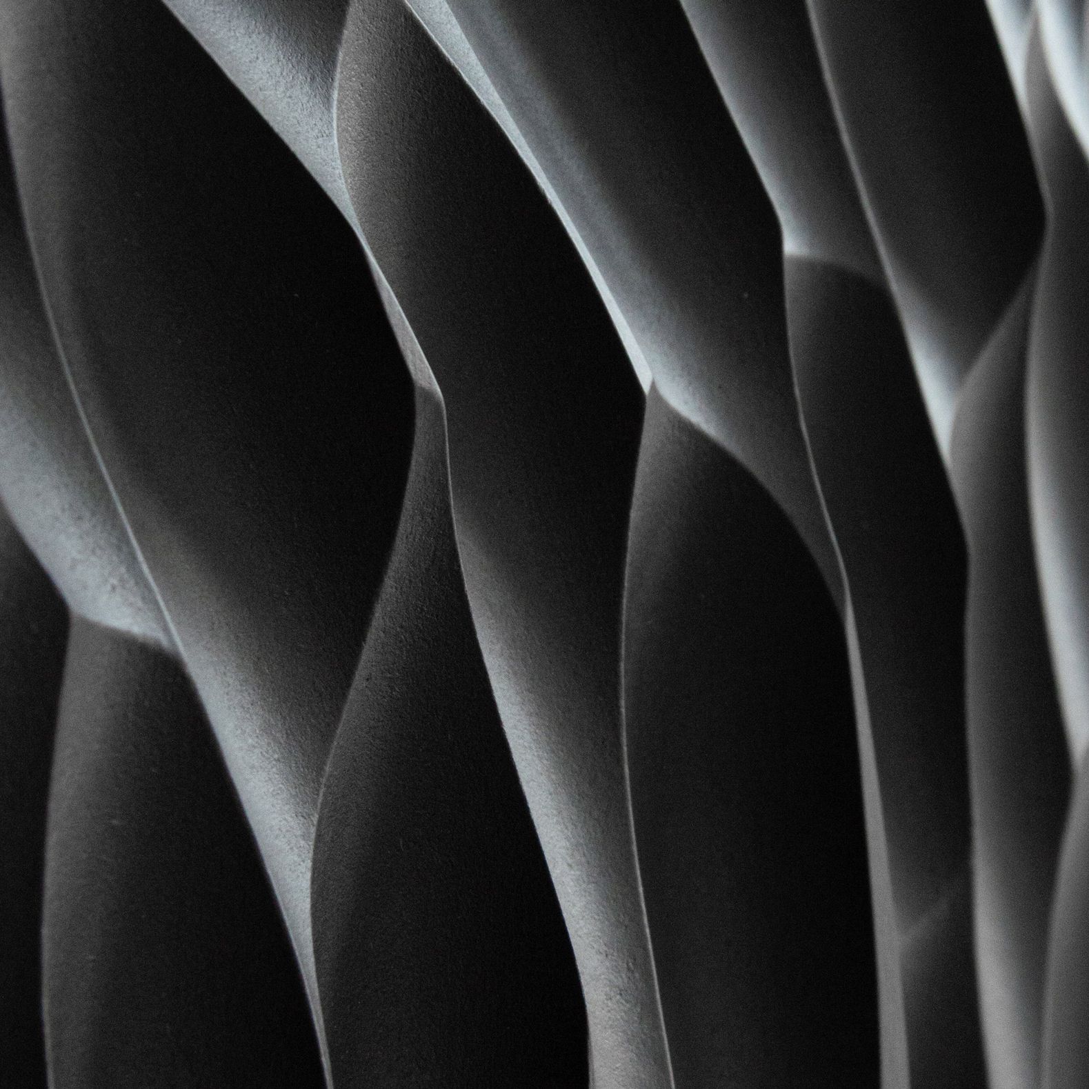 Formfeld 1, Akustisches Wandpaneel, MDF Schwarz Seidenmatt, Unperforiert, Nahaufnahme