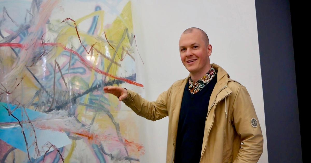 Ruben Eikebø maler på speil for Masterutstillingen 2018 hos Bergen ...