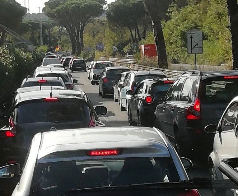 Incidente sulla Cristoforo Colombo, auto contro il guardrail: due ...
