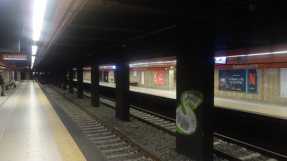 Uomo investito da un treno sulla Metro A: traffico ferroviario sospeso ...