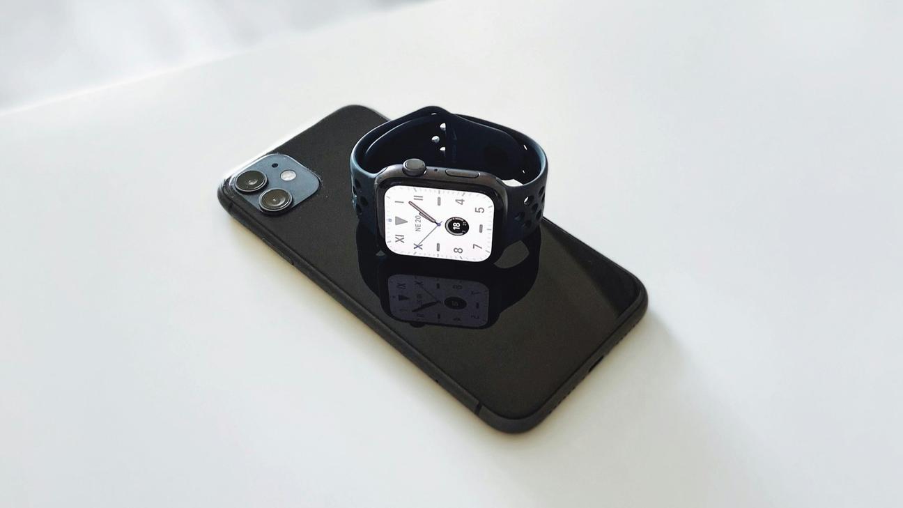 How Does A Smartwatch Work Without A Phone? | The Gentleman's Journal