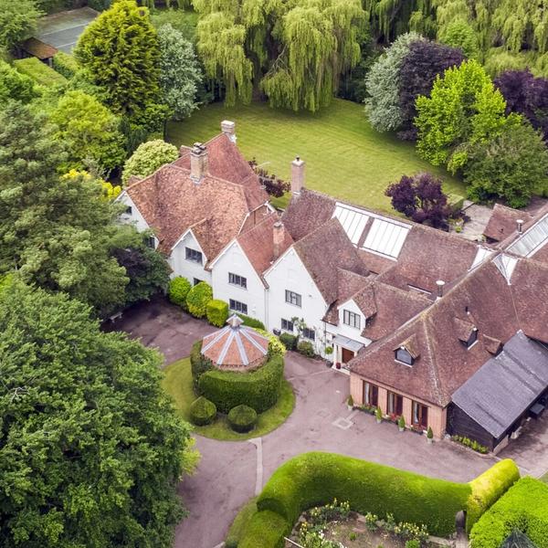 Step inside Sir Michael Caine’s Oxfordshire country house | Gentleman's ...