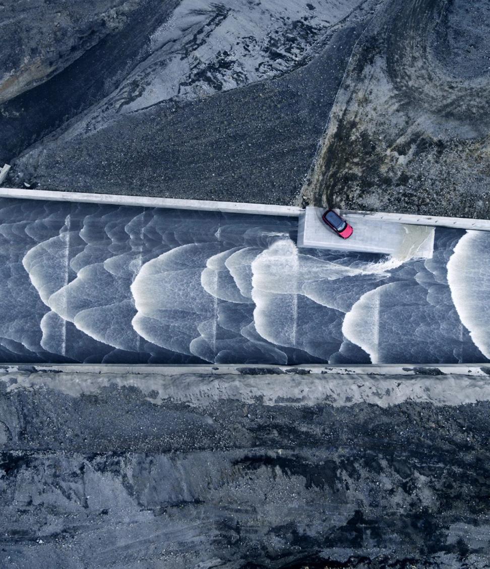 How a No Time To Die stunt driver drove up a dam in a Range Rover Sport ...