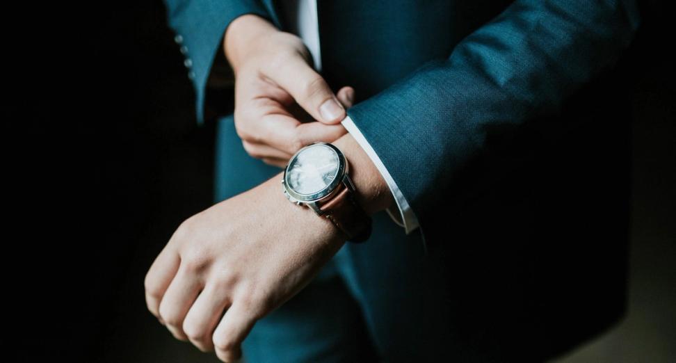 How to navigate using the hands of your watch | The Gentleman's Journal