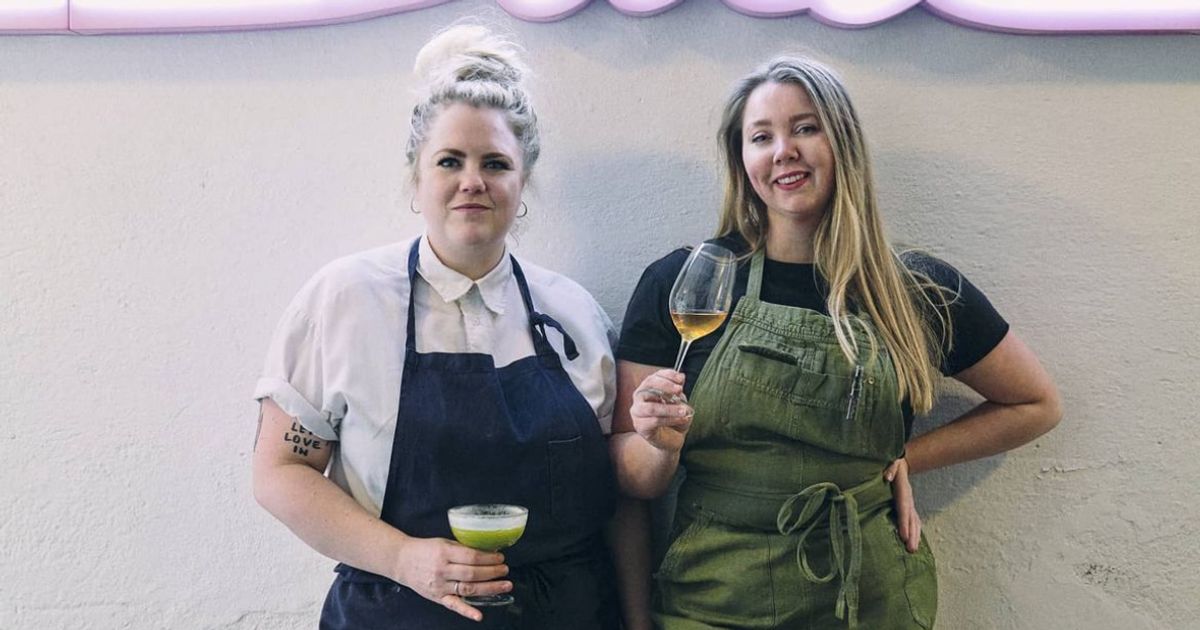 Damene bak Olgas restaurant