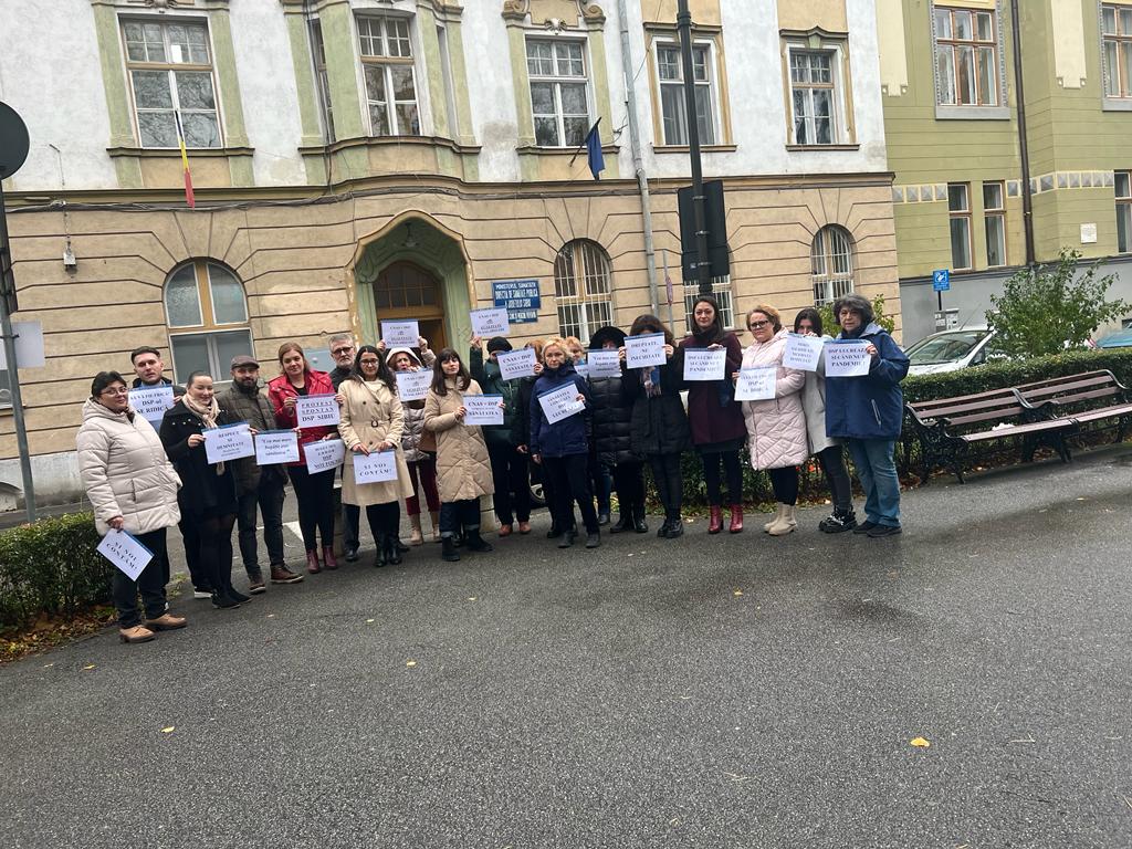 Protest la DSP Sibiu; angajații au oprit lucrul și cer tratament egal ...