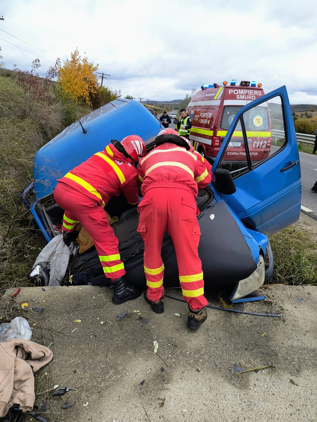 Persoană DECEDATĂ după ce a intrat cu microbuzul într-un cap de pod de ...