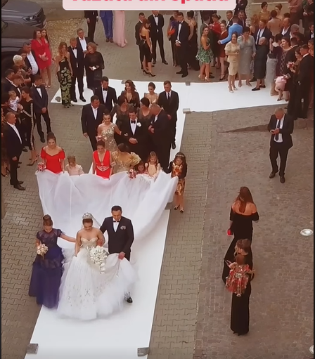 Nunta bate filmul în Poiana Sibiului; cu covoare întinse pe străzile ...