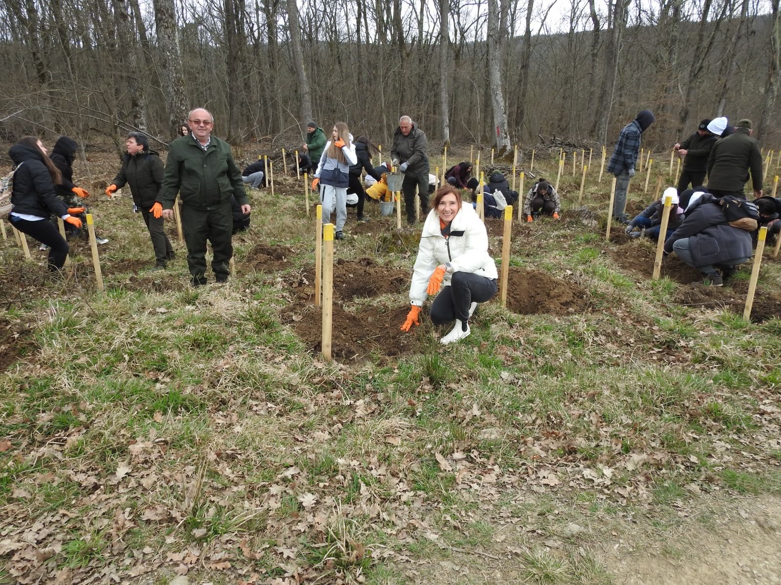 Carmen Iohannis la împăduriri, împreună cu elevii din Sibiu (FOTO)