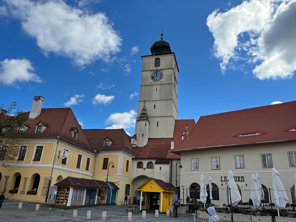 (Re)Descoperă Piața Mică, de sub „ochii Sibiului"!