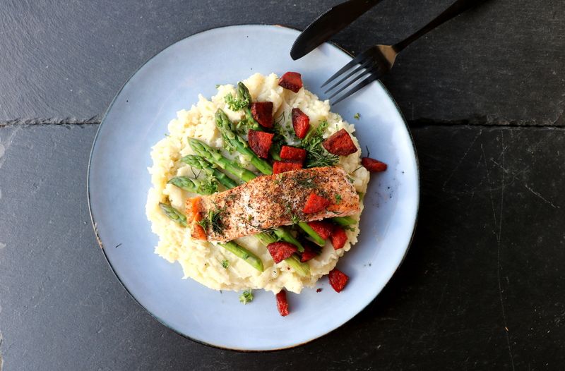 LINDASTUHAUG – Stekt laks med blomkålpotetstappe, asparges og chorizo