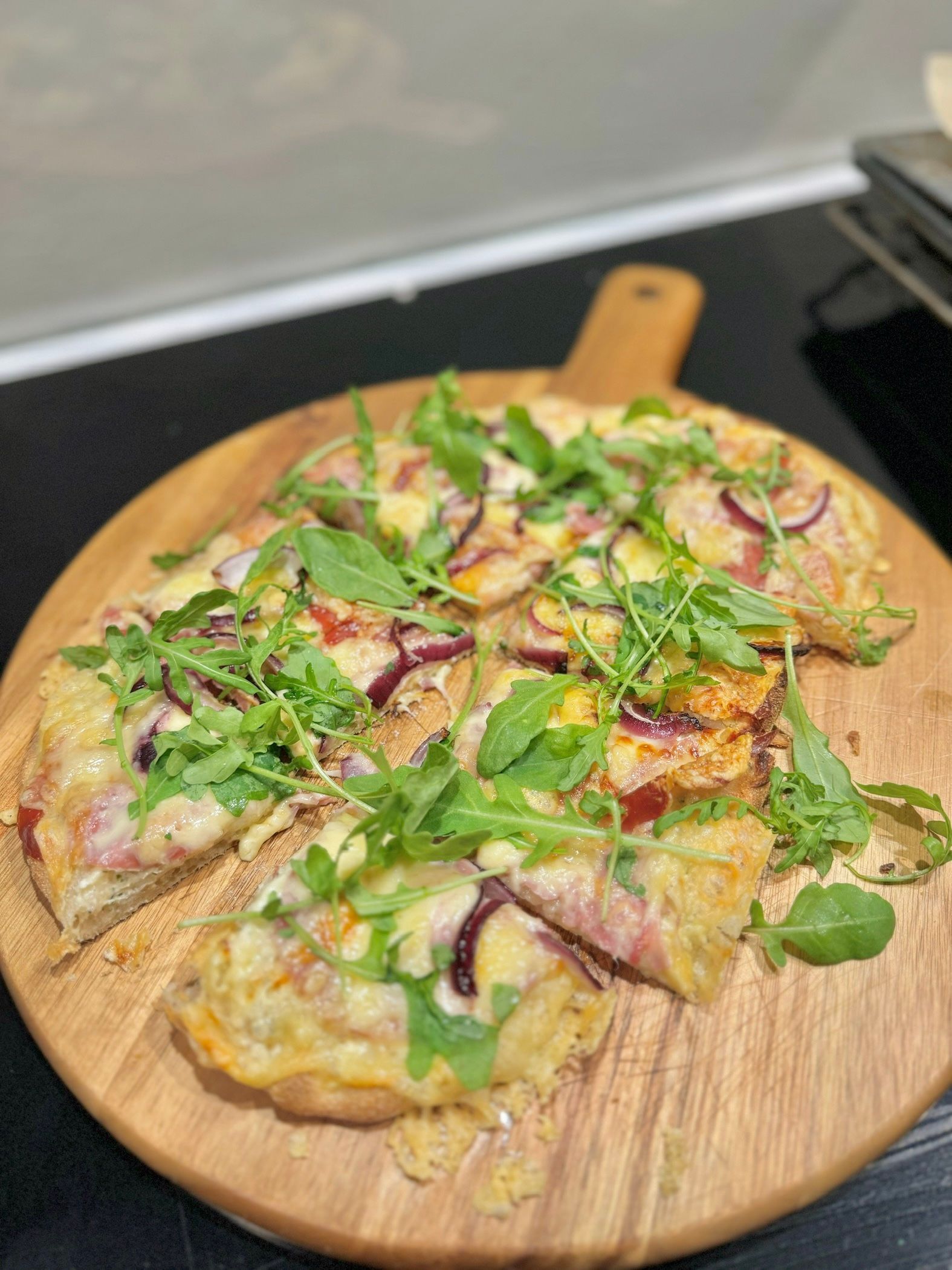 LINDASTUHAUG – Heimelaga, sunn pizza med proteinrik havrebunn