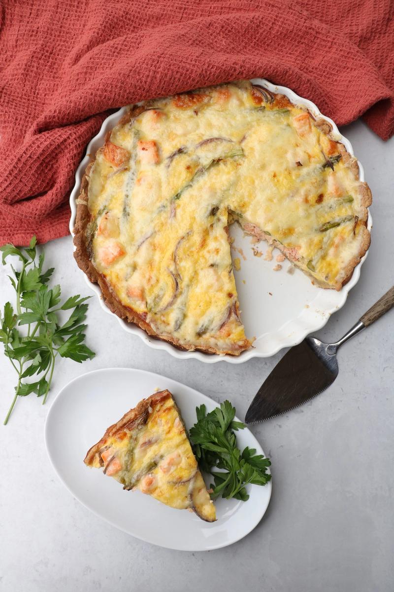 LINDASTUHAUG – Grov middagspai med laks & grønnsaker