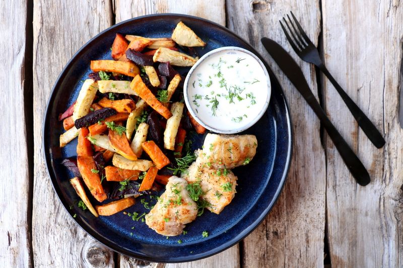 LINDASTUHAUG – Stekt breiflabb med bakte rotgrønnsaker & krema urtesaus