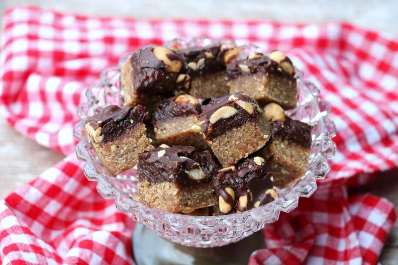 LINDASTUHAUG – Sunnare snickers-snacks med kun 6 ingredienser og uten ... LINDASTUHAUG – Sunnare snickers-snacks med kun 6 ingredienser og uten ...