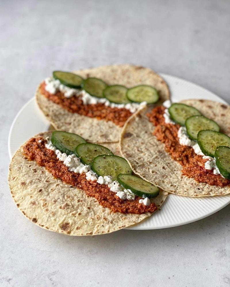 LINDASTUHAUG – Lomper med makrell i tomat, cottage cheese & agurk