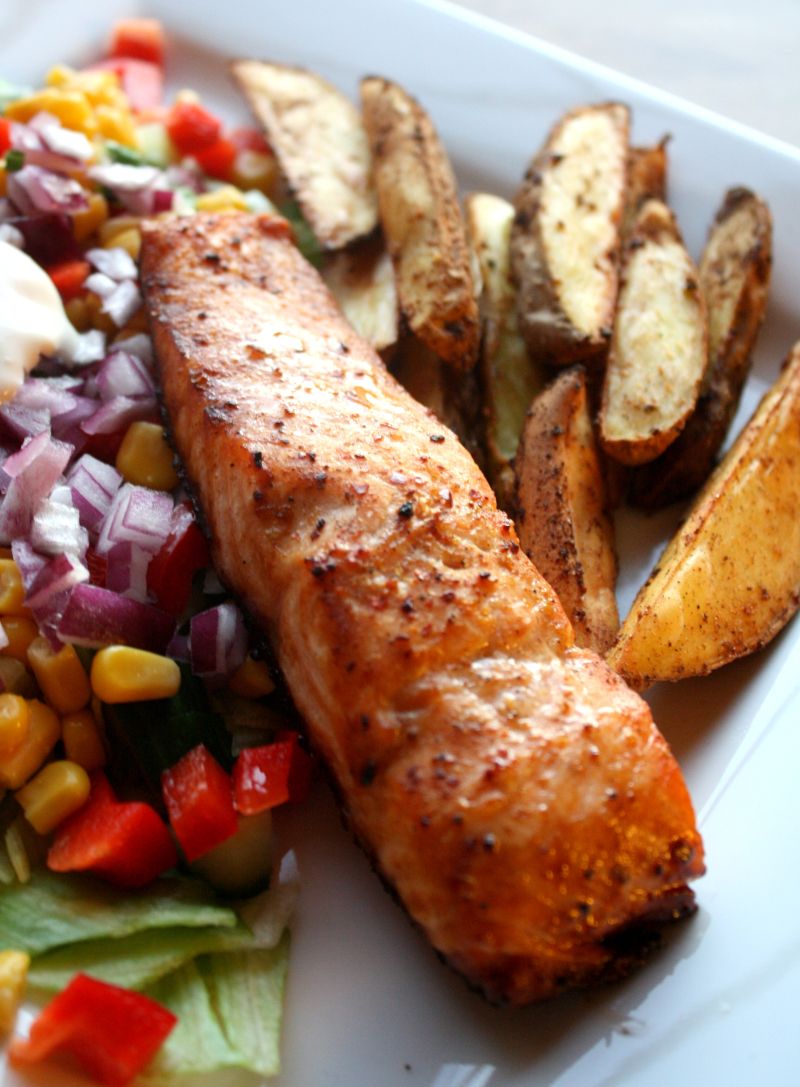 LINDASTUHAUG – Ovnsbakt laks med sprøstekte mandelpoteterbåter