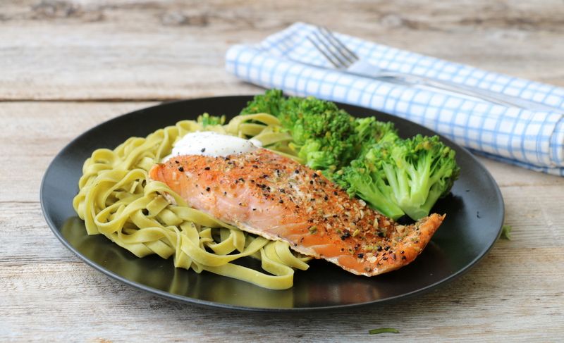 LINDASTUHAUG – Varmrøkt laks med grønnsakspasta