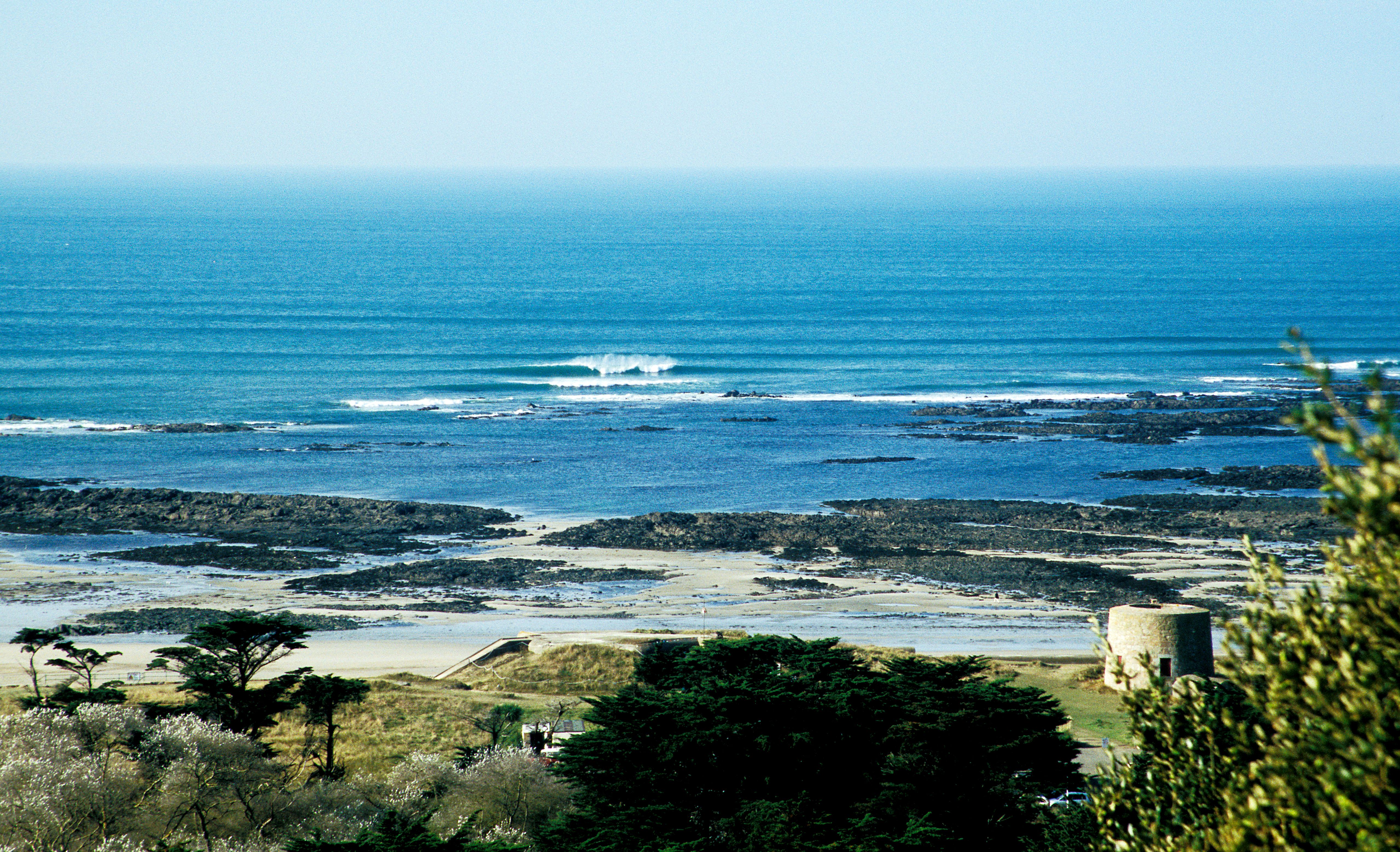 Surfing in Channel Islands, England – Surf Guide & Local Tips ...