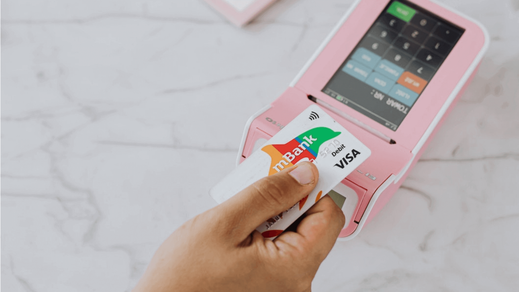 Płatność kartą mBank za granicą — koszty i lepsze alternatywy 💳