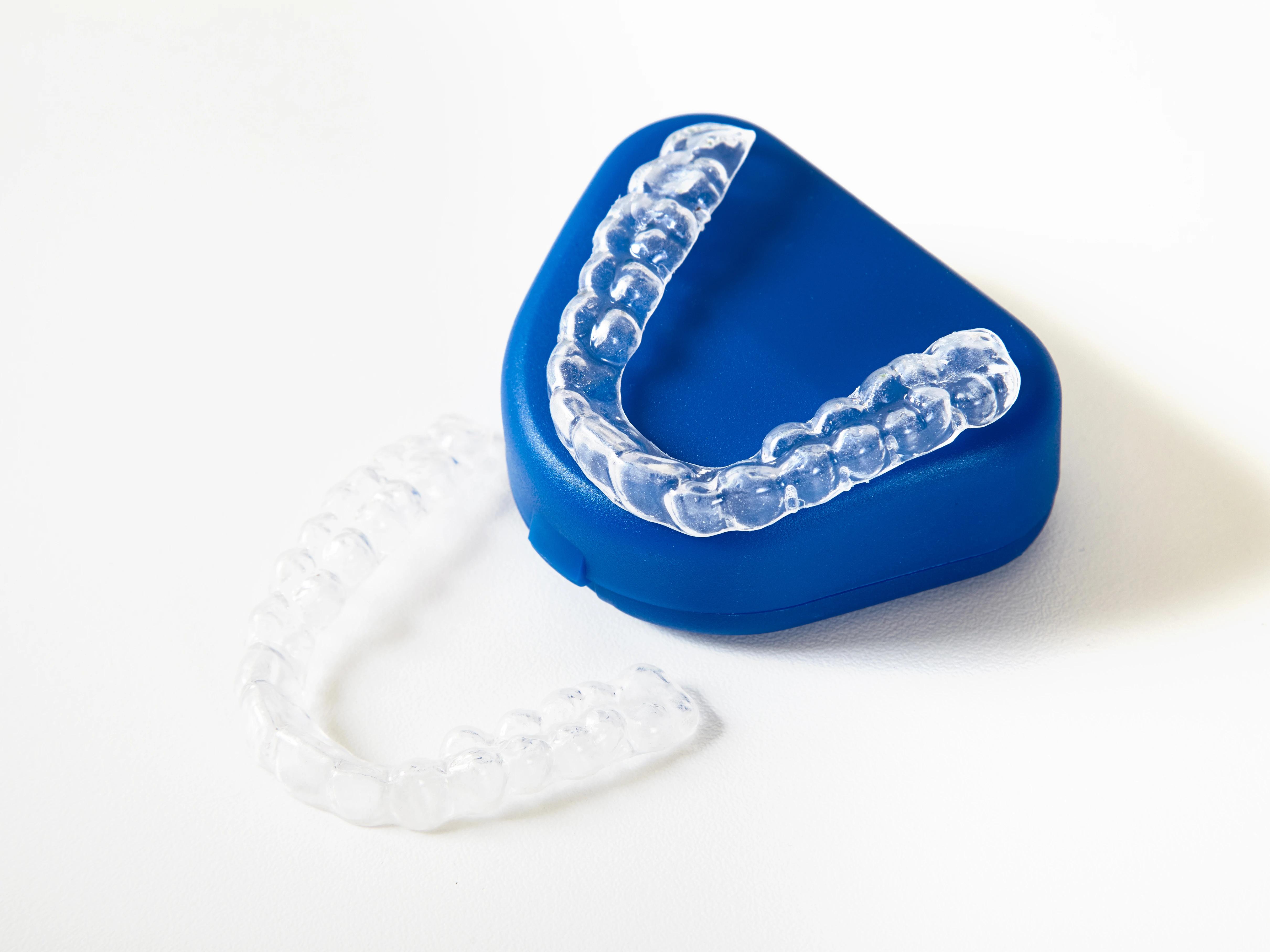 Invisalign vs Traditional Braces: Pros, Cons, Costs, and Treatment ...