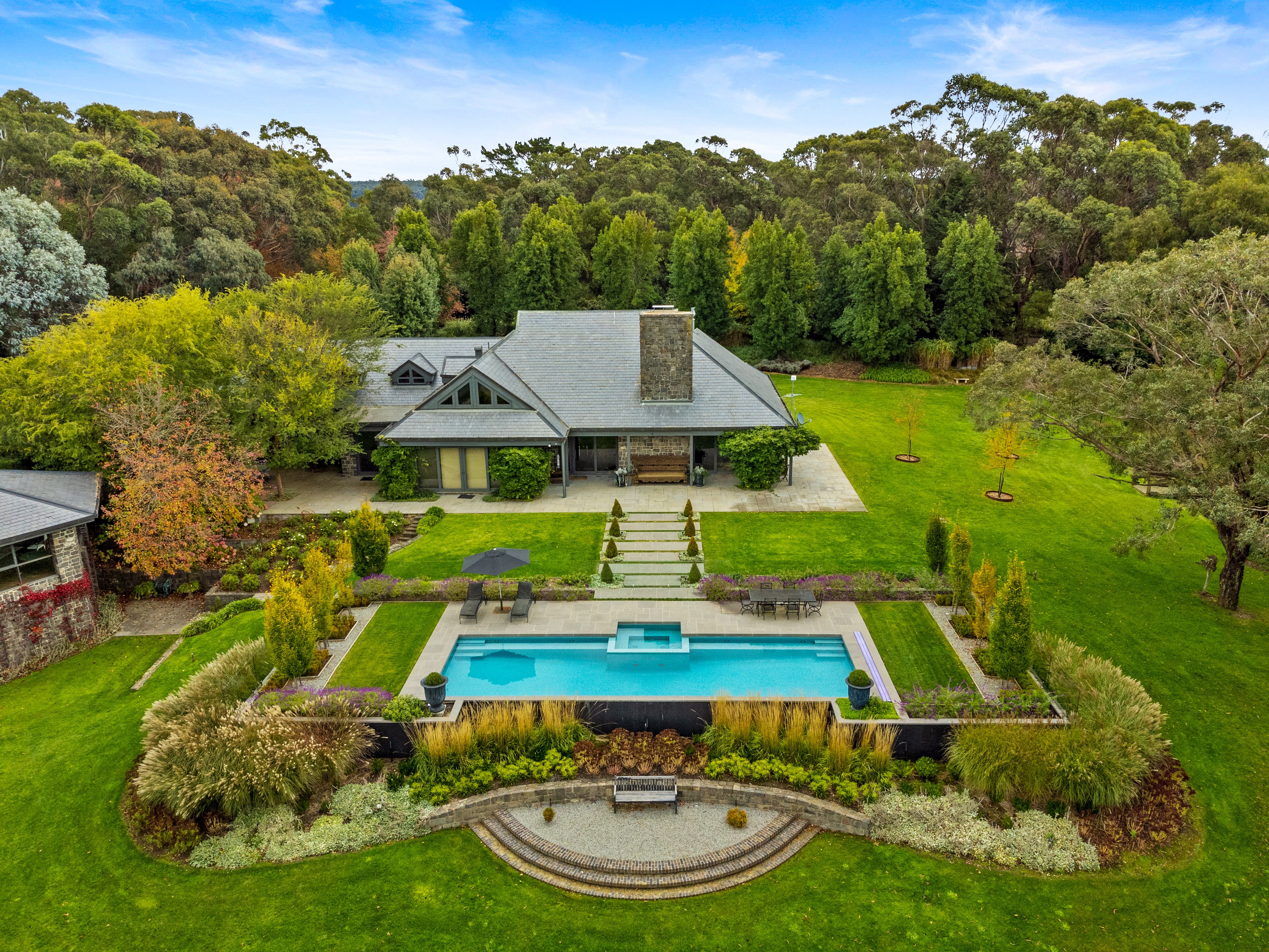 5 Luxury Backyard Landscapes We Absolutely Love