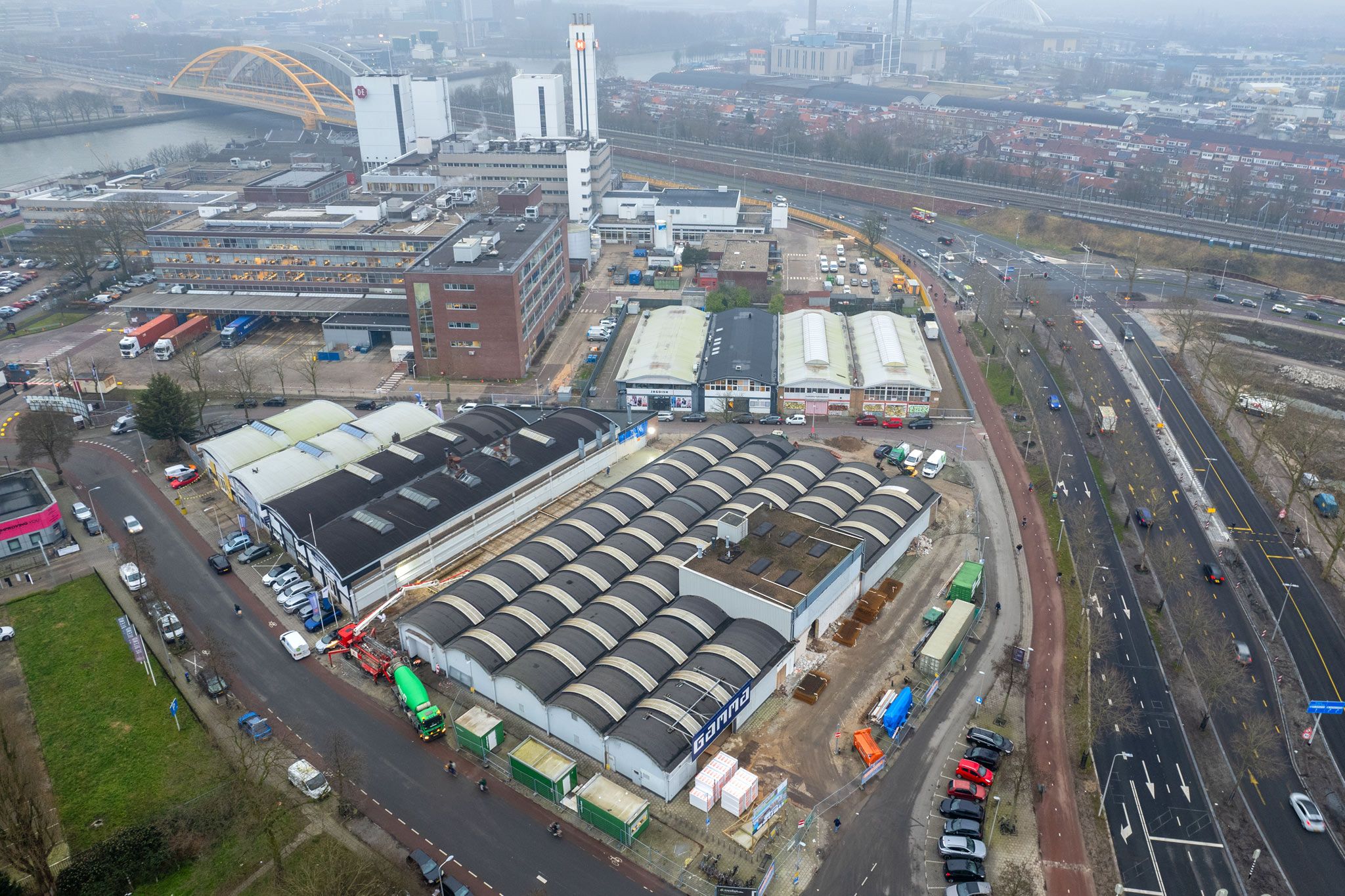 Eerste betonstort nieuwe Hoogvliet Supermarkt en Gamma in Utrecht