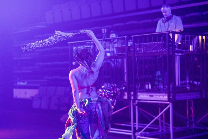 Gud er DJ – Scenekunst