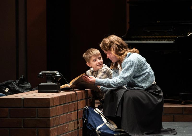 Ein adapsjon i trufast stil – Scenekunst