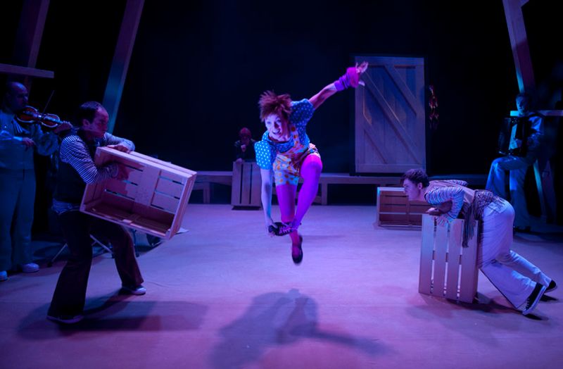 Full fart på låven – Scenekunst