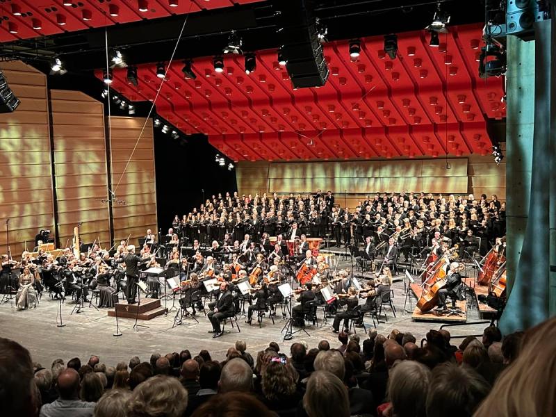 Orkestermusikk til de levende – Scenekunst