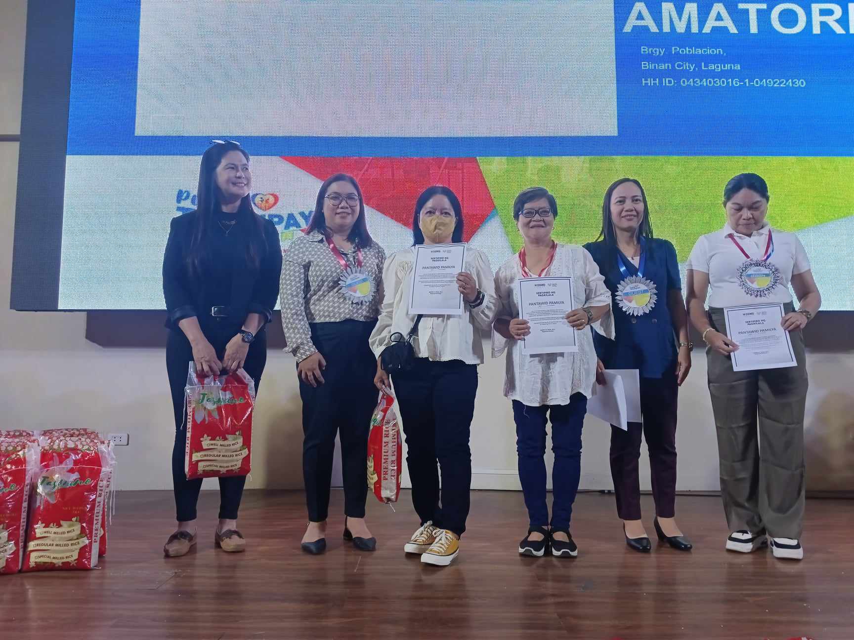 Mga beneficiaries ng 4Ps, nag-'graduate' sa Biñan City Mga beneficiaries ng 4Ps, nag-'graduate' sa Biñan City