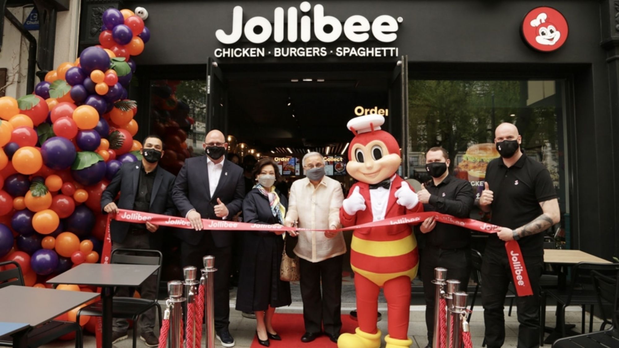 Jollibee a smash hit in London, hundreds wait in line during branch opening