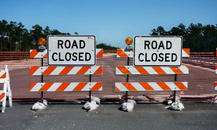 Road Closed Signs – Meaning & Safety Tips