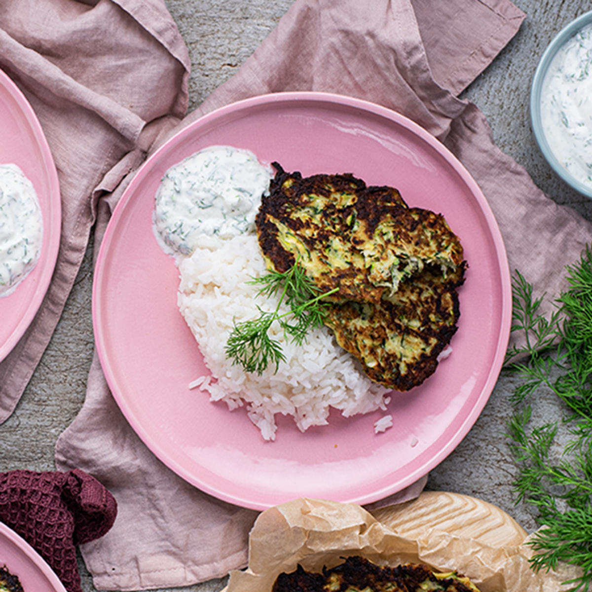 Krõbedad suvikõrvitsakotletid fetaga, riisiga ja tilli-jogurtikastmega ...