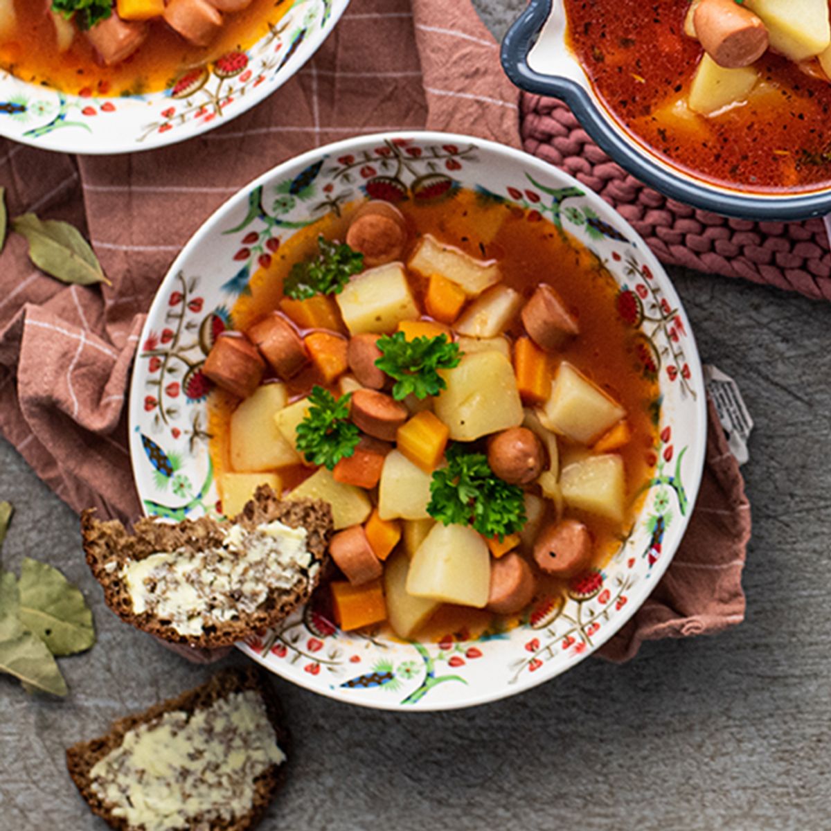 Vegaaninen nakkikeitto & tuoretta ruisleipää | Ruokaboksi